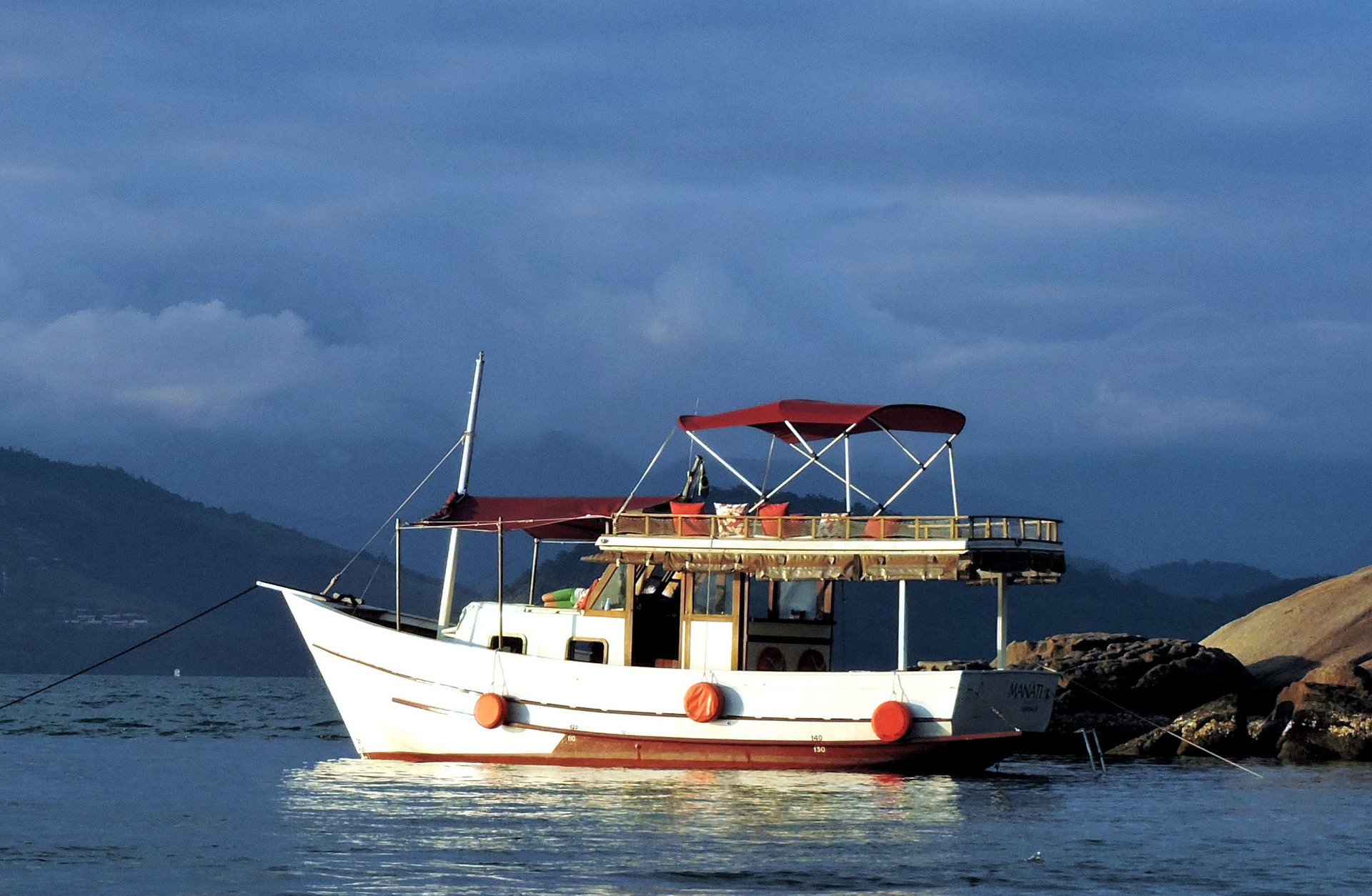 TRAINEIRA 2 - capacidade até 24 passageiros - Paraty Tours